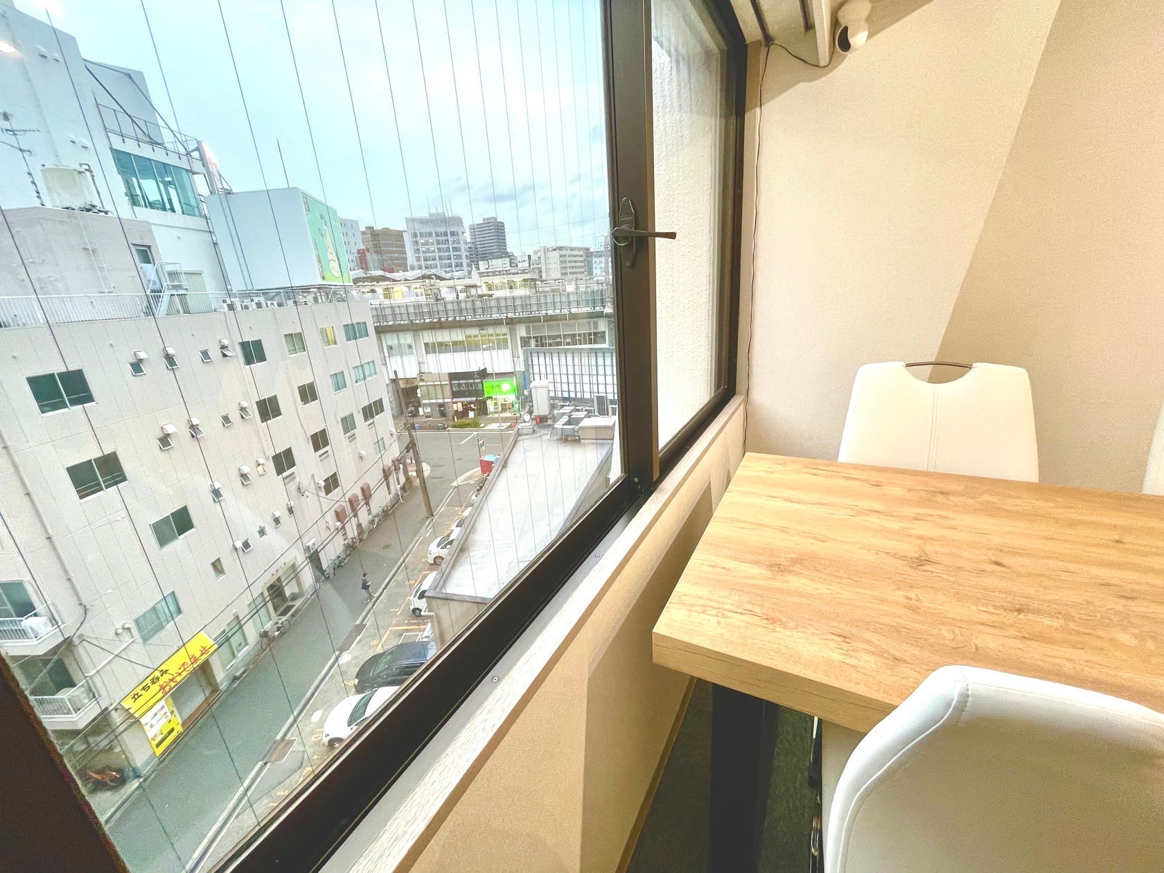 【新大阪駅東口１０秒❗️超駅近】無料WiFi・モニター・ホワイトボード無料貸出中❗️完全個室・会議・面談《SS新大阪618》の写真13