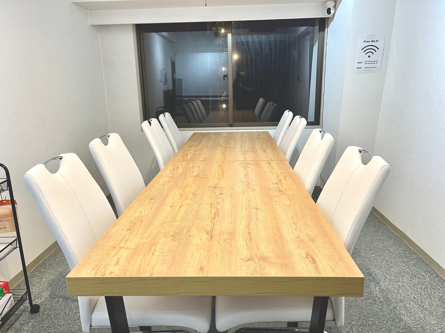 【新大阪駅東口１０秒❗️超駅近】無料WiFi・モニター・ホワイトボード無料貸出中❗️完全個室・会議・面談《SS新大阪618》の写真9