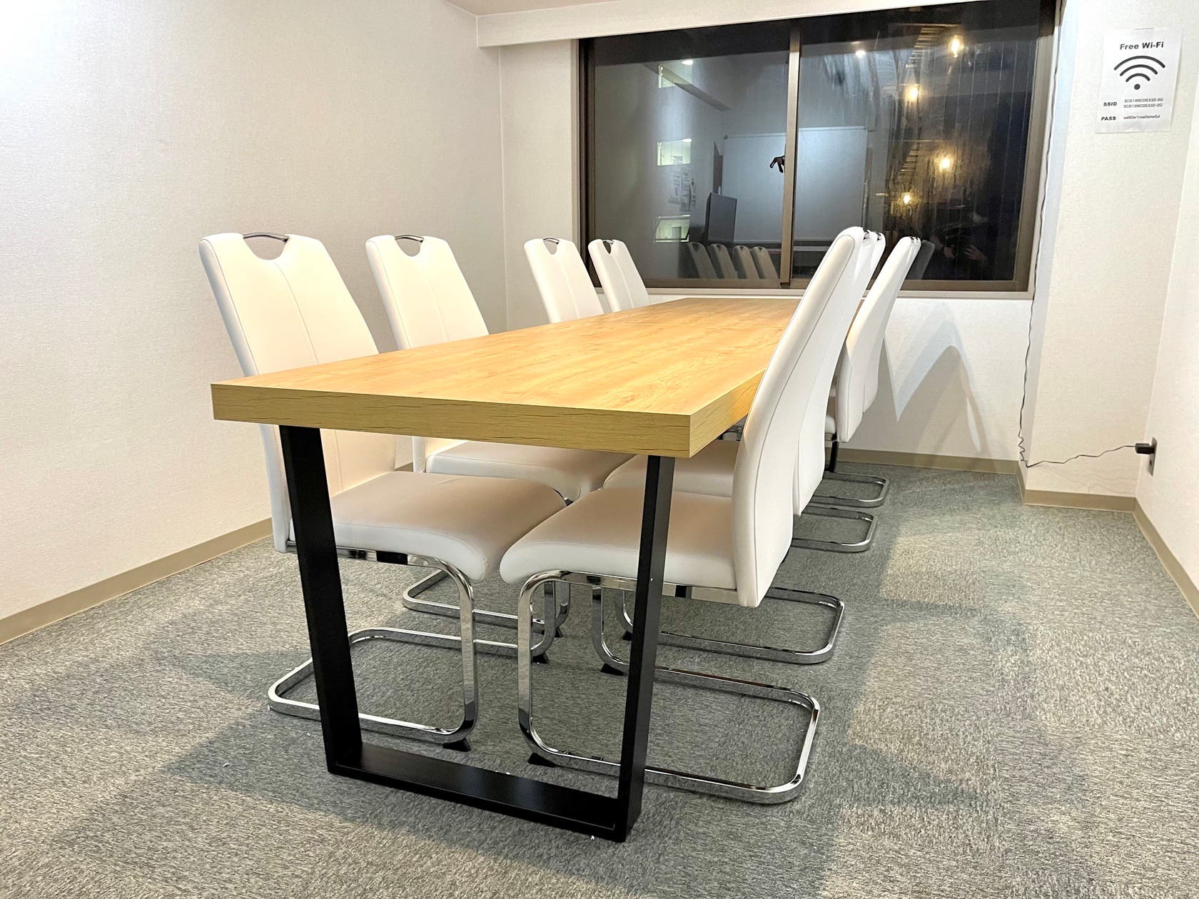 【新大阪駅東口１０秒❗️超駅近】無料WiFi・モニター・ホワイトボード無料貸出中❗️完全個室・会議・面談《SS新大阪618》の写真2