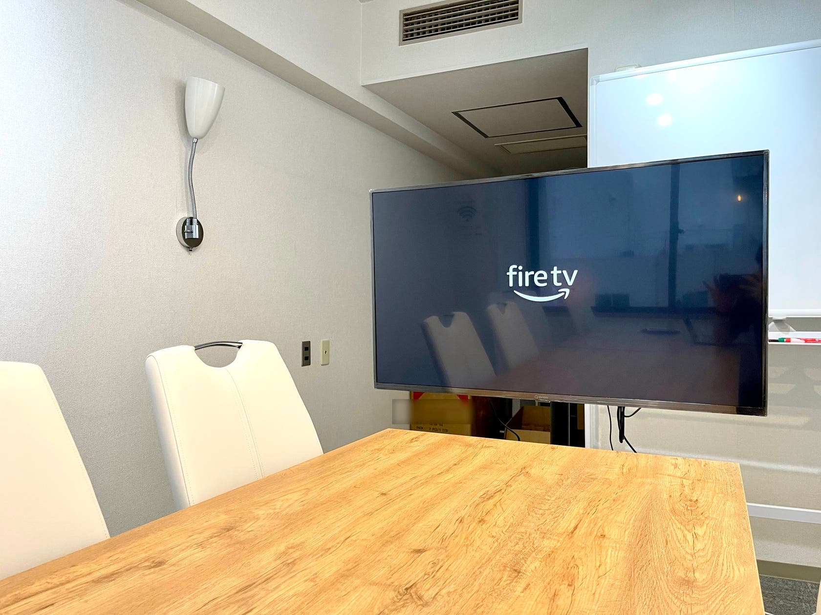 【新大阪駅東口１０秒❗️超駅近】無料WiFi・モニター・ホワイトボード無料貸出中❗️完全個室・会議・面談《SS新大阪618》の写真3