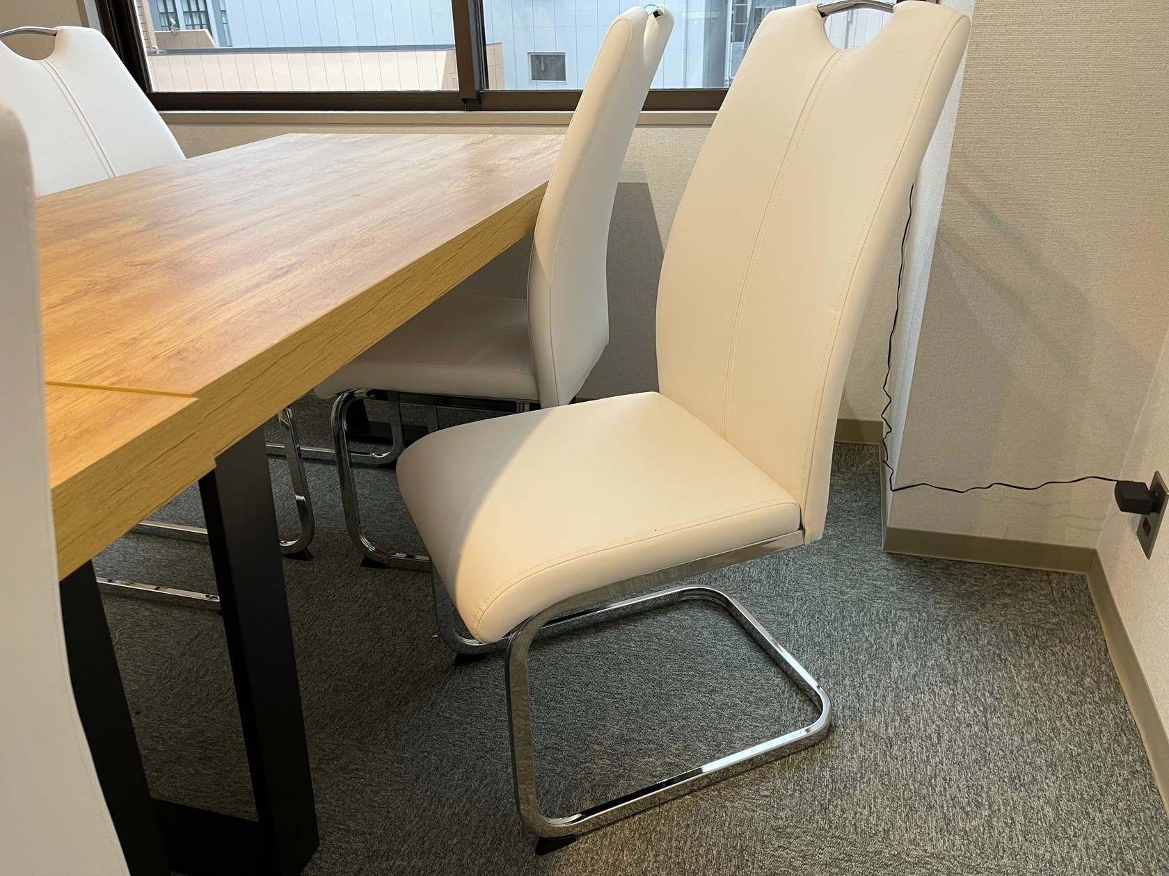 【新大阪駅東口１０秒❗️超駅近】無料WiFi・モニター・ホワイトボード無料貸出中❗️完全個室・会議・面談《SS新大阪618》の写真15