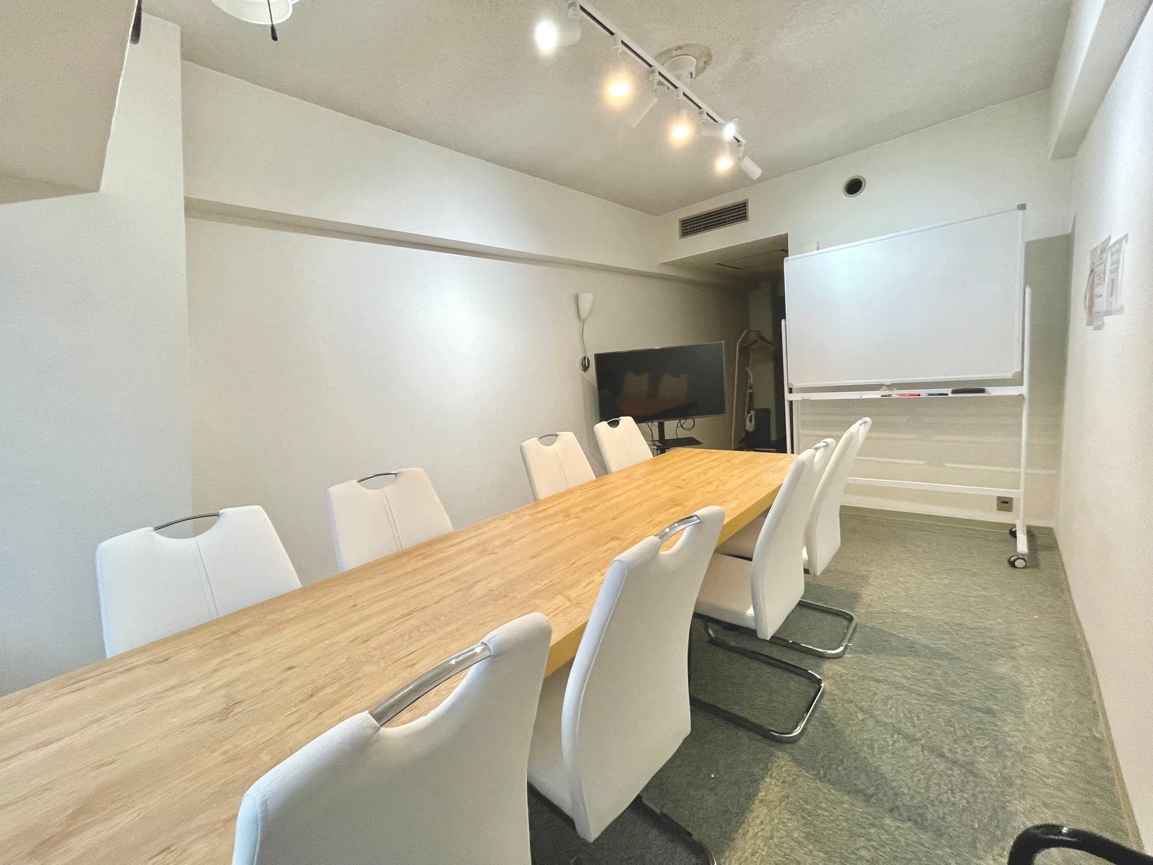 【新大阪駅東口１０秒❗️超駅近】無料WiFi・モニター・ホワイトボード無料貸出中❗️完全個室・会議・面談《SS新大阪618》の写真4