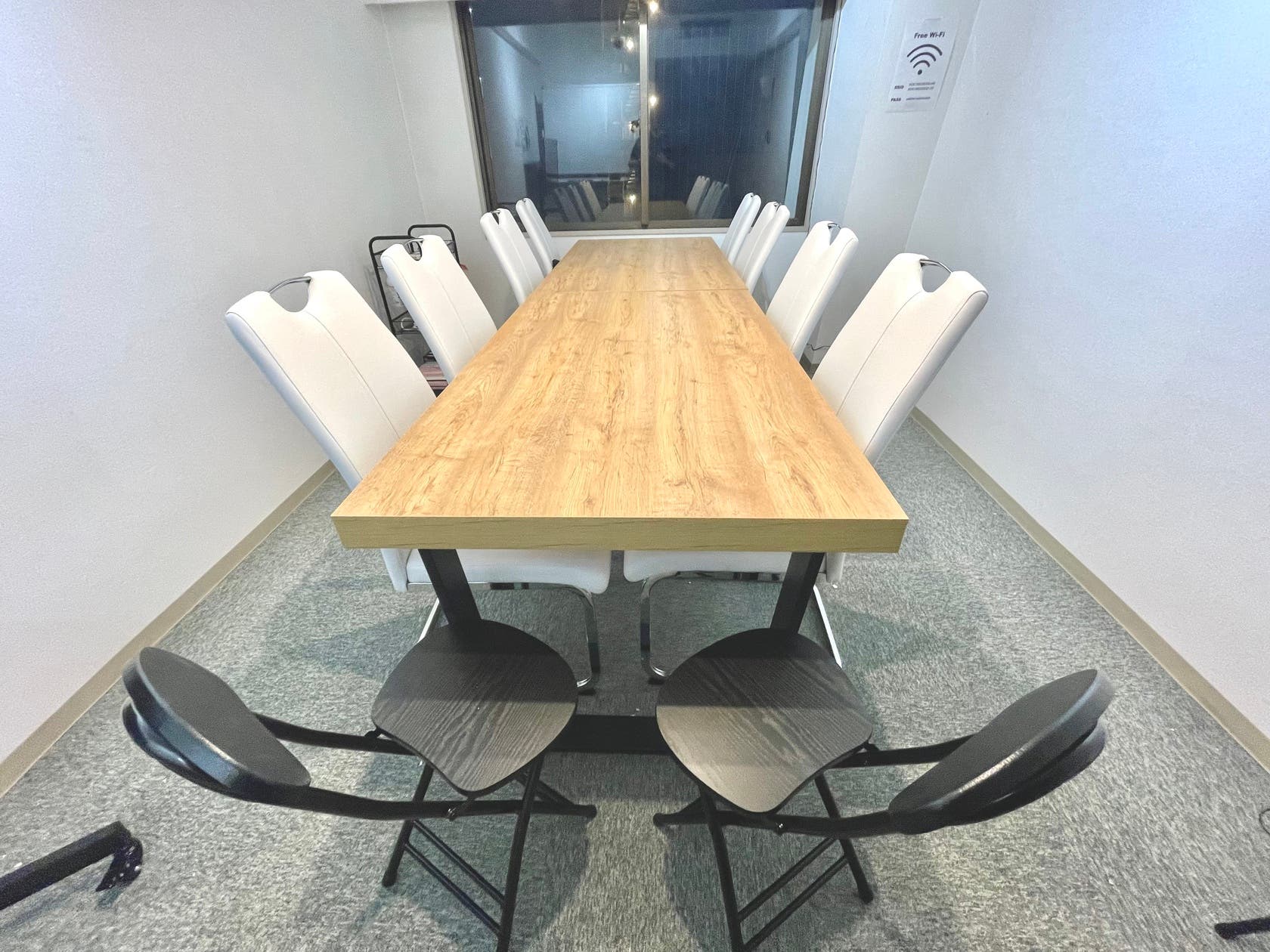 【新大阪駅東口１０秒❗️超駅近】無料WiFi・モニター・ホワイトボード無料貸出中❗️完全個室・会議・面談《SS新大阪618》の写真12