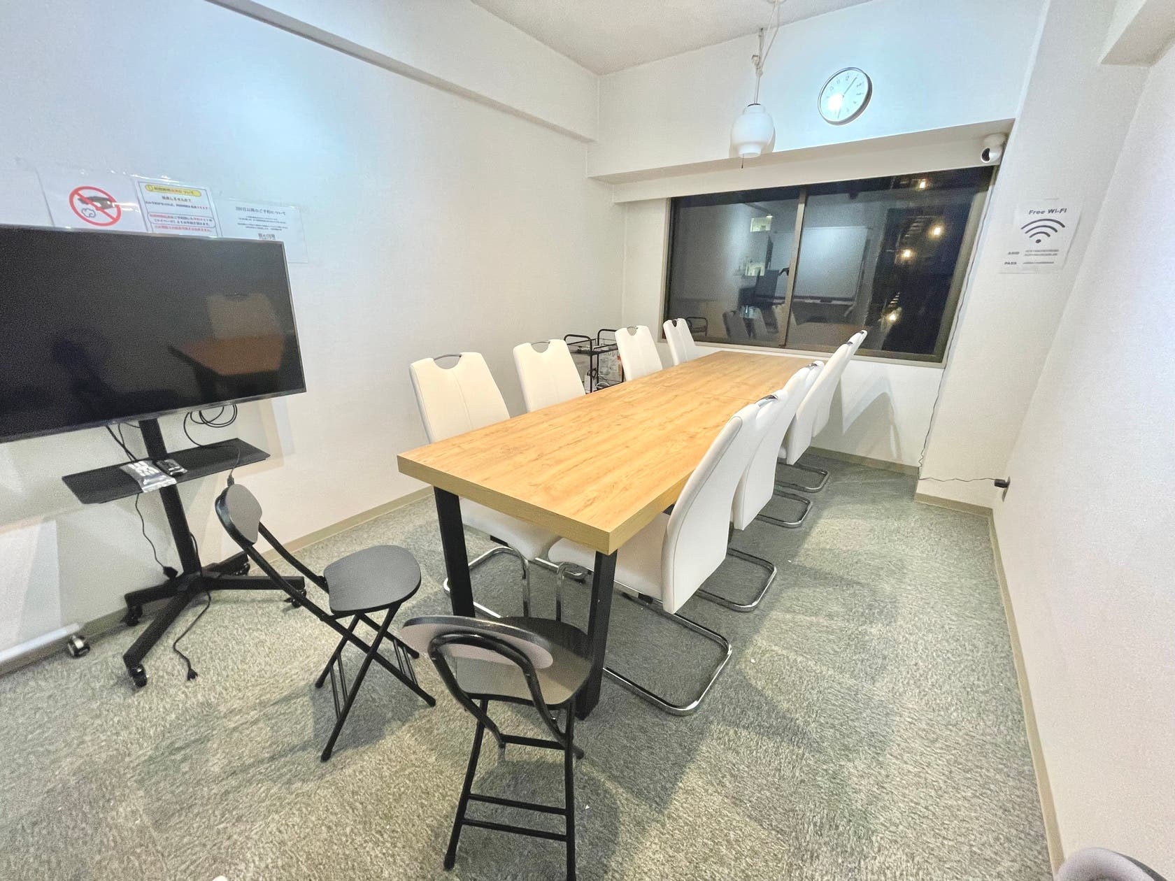【新大阪駅東口１０秒❗️超駅近】無料WiFi・モニター・ホワイトボード無料貸出中❗️完全個室・会議・面談《SS新大阪618》の写真8