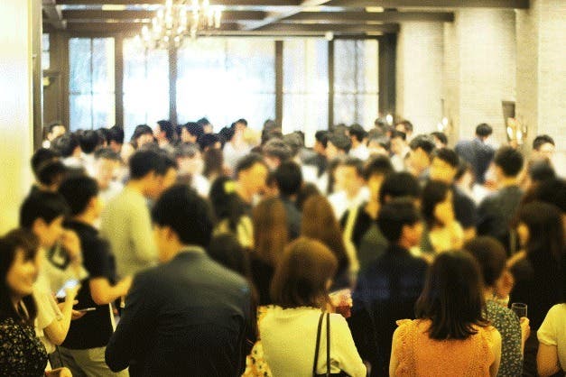 200名様まで対応可能な空間は、イタリアの伝統的なレストランのイメージと木のぬくもりを織り交ぜた、上質で高級感が広がります。の写真7