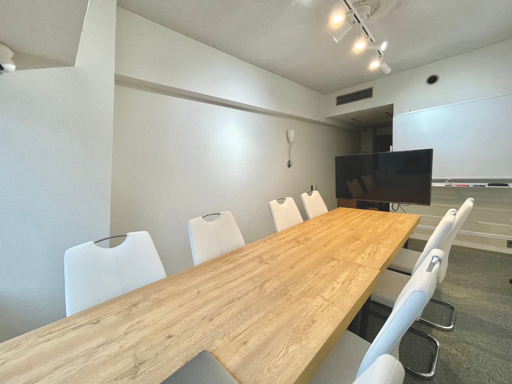 【新大阪駅東口１０秒❗️超駅近】無料WiFi・モニター・ホワイトボード無料貸出中❗️完全個室・会議・面談《SS新大阪618》の写真1