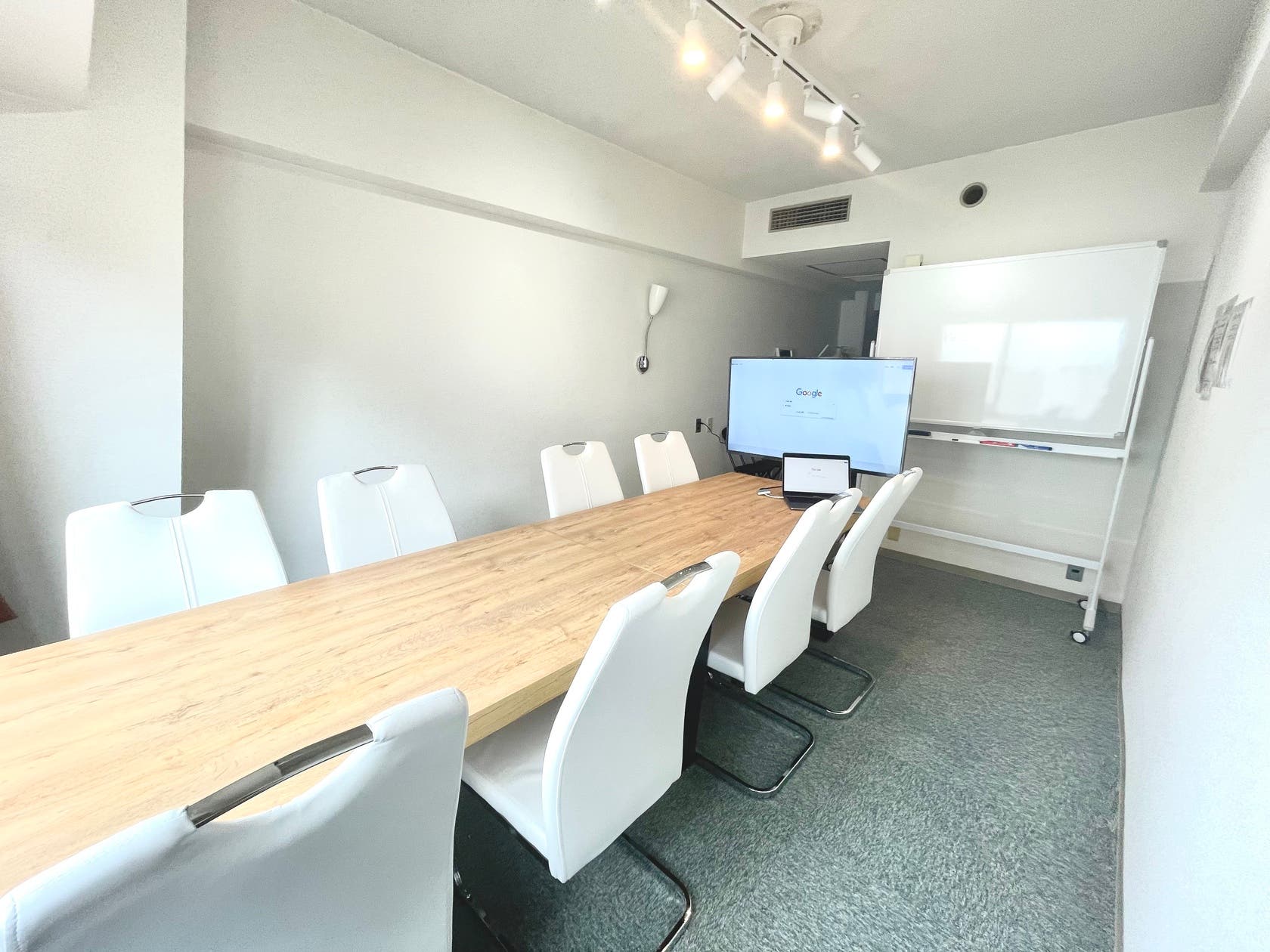 【新大阪駅東口１０秒❗️超駅近】無料WiFi・モニター・ホワイトボード無料貸出中❗️完全個室・会議・面談《SS新大阪618》の写真7