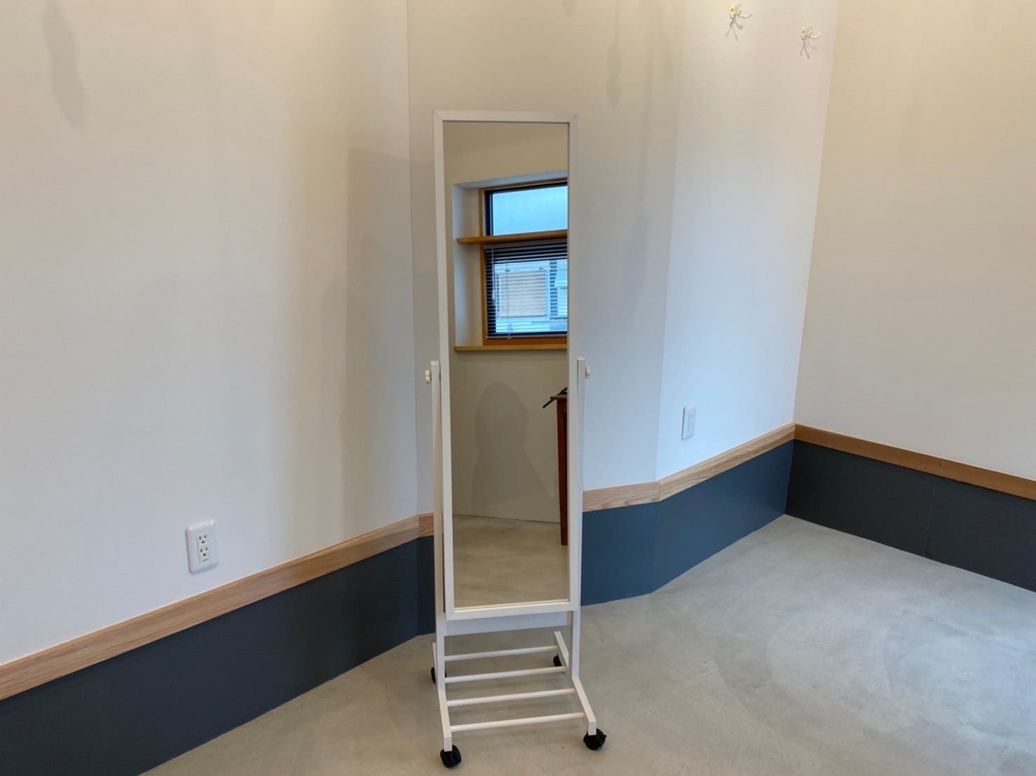 キャスター付ミラーの画像1