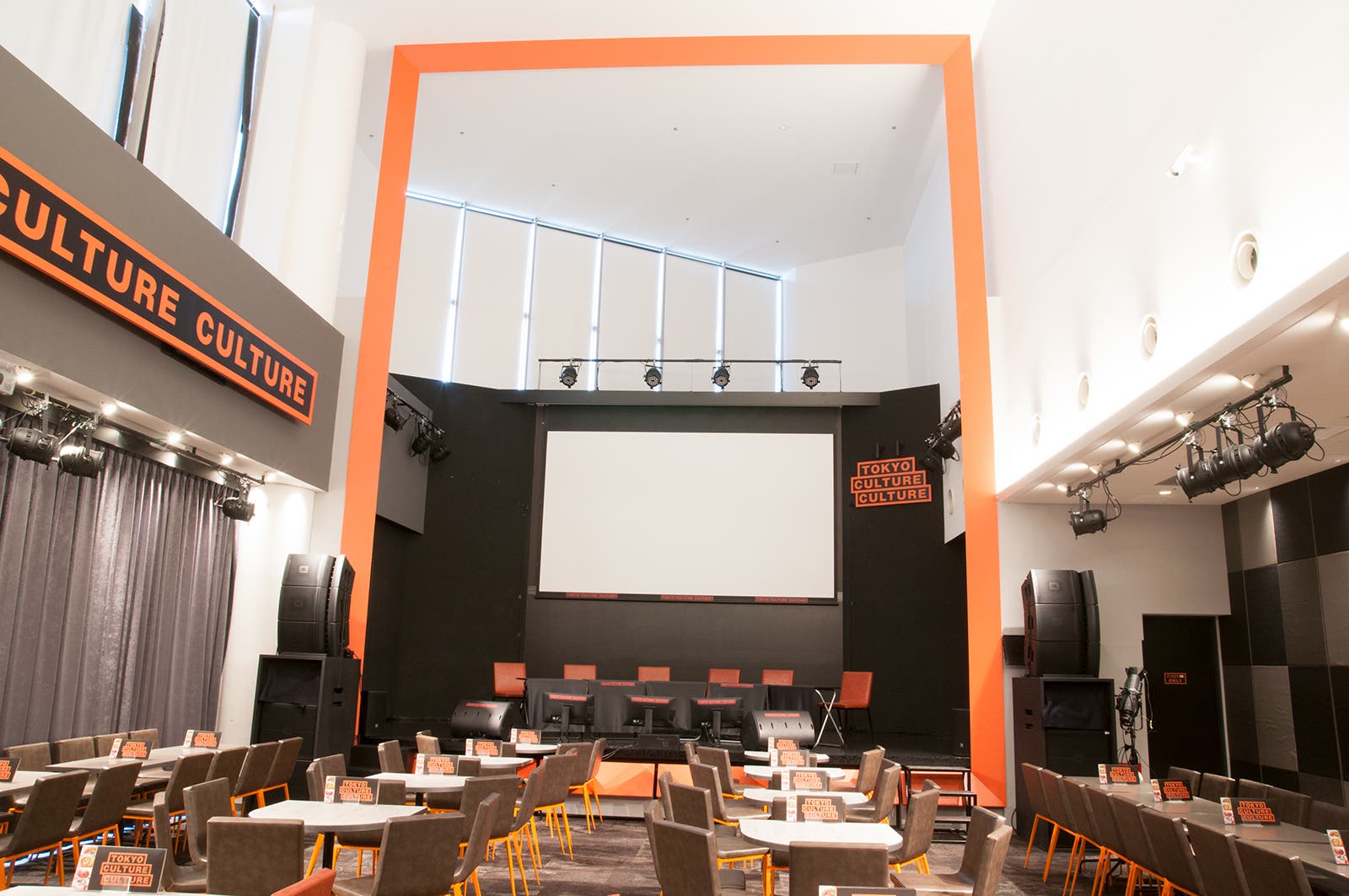 渋谷駅地下B1出口正面 190インチスクリーン完備、天井高8.7mの解放感あるイベントスペースの写真3
