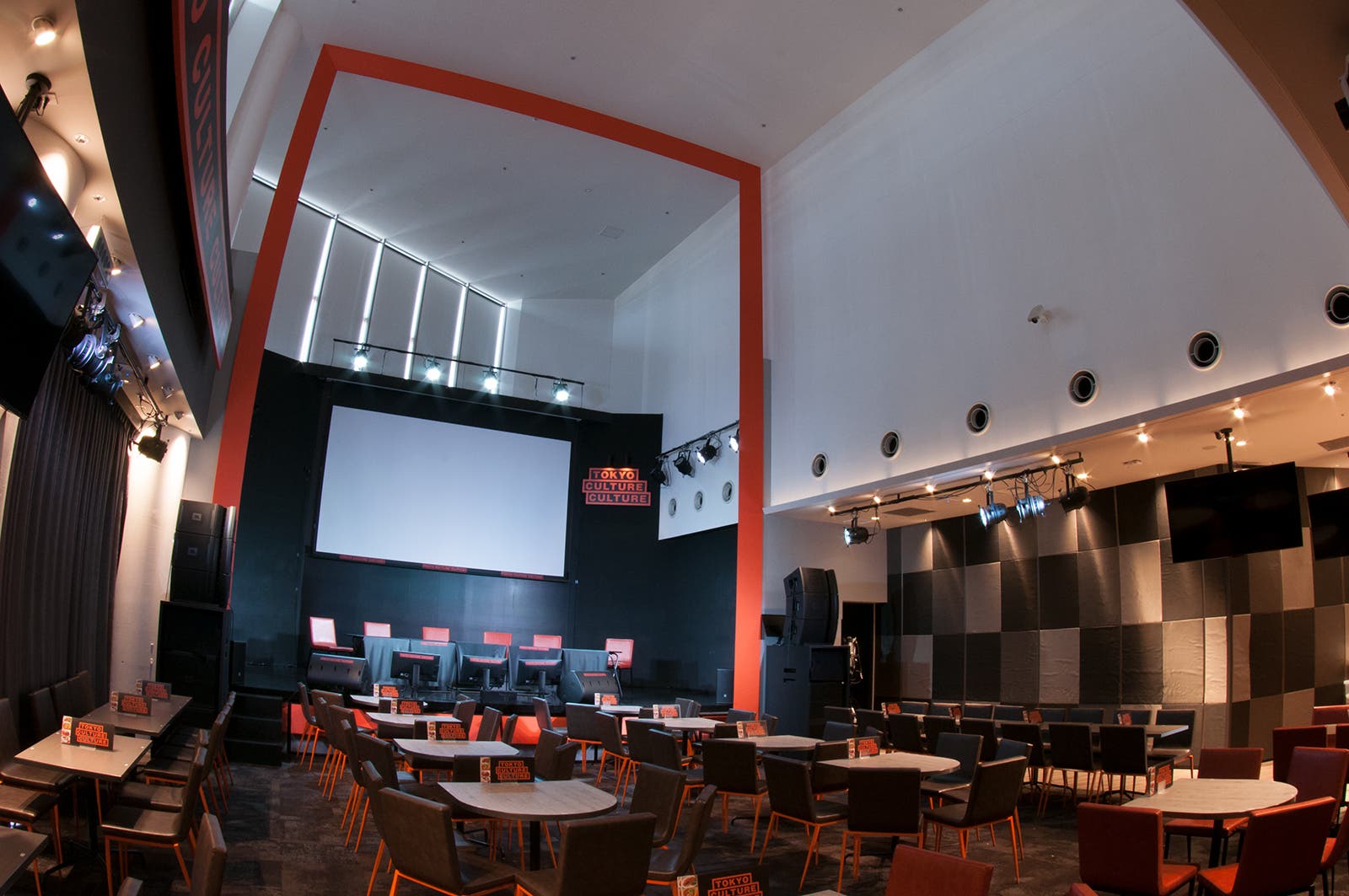 渋谷駅地下B1出口正面 190インチスクリーン完備、天井高8.7mの解放感あるイベントスペースの写真1