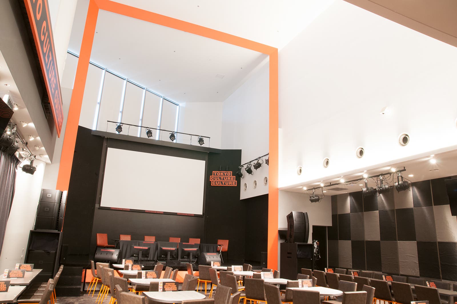 渋谷駅地下B1出口正面 190インチスクリーン完備、天井高8.7mの解放感あるイベントスペースの写真2