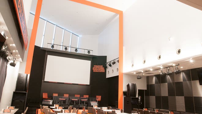 渋谷駅地下B1出口正面 190インチスクリーン完備、天井高8.7mの解放感あるイベントスペースの写真2