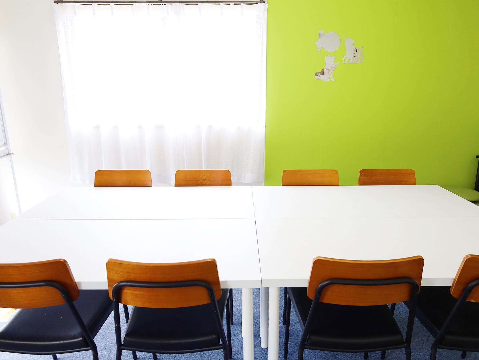 【新宿】🌟光回線🌟＜ライト会議室＞室内リニューアル■新宿三丁目駅出口すぐ■綺麗で明るい＜ライト会議室＞ビジネス、ボドゲ会の写真5