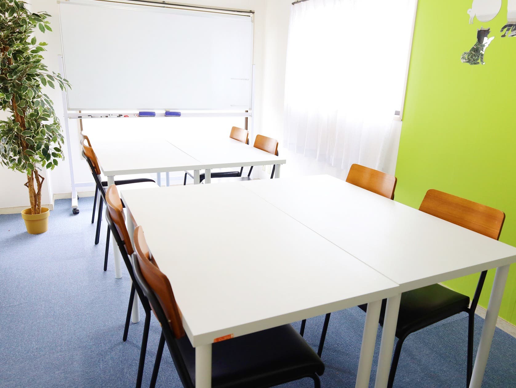 【新宿】🌟光回線🌟＜ライト会議室＞室内リニューアル■新宿三丁目駅出口すぐ■綺麗で明るい＜ライト会議室＞ビジネス、ボドゲ会の写真6