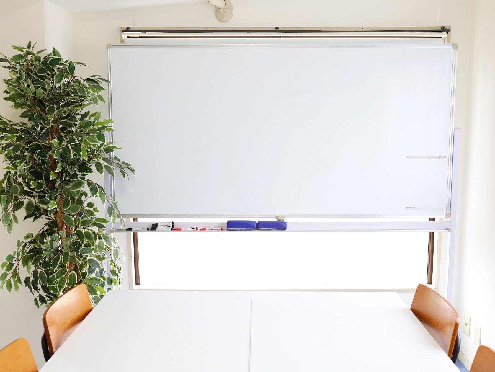 【新宿】🌟光回線🌟＜ライト会議室＞室内リニューアル■新宿三丁目駅出口すぐ■綺麗で明るい＜ライト会議室＞ビジネス、ボドゲ会の写真8