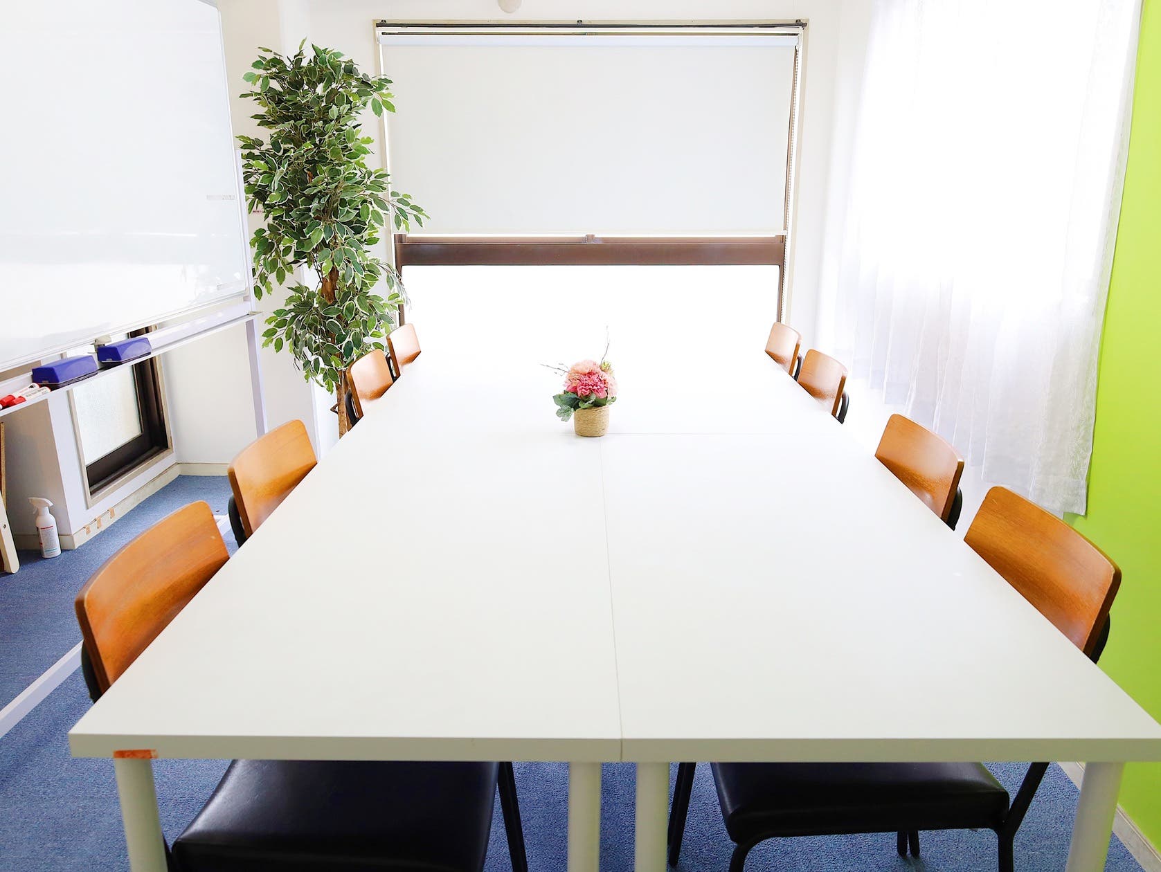 【新宿】🌟光回線🌟＜ライト会議室＞室内リニューアル■新宿三丁目駅出口すぐ■綺麗で明るい＜ライト会議室＞ビジネス、ボドゲ会の写真4