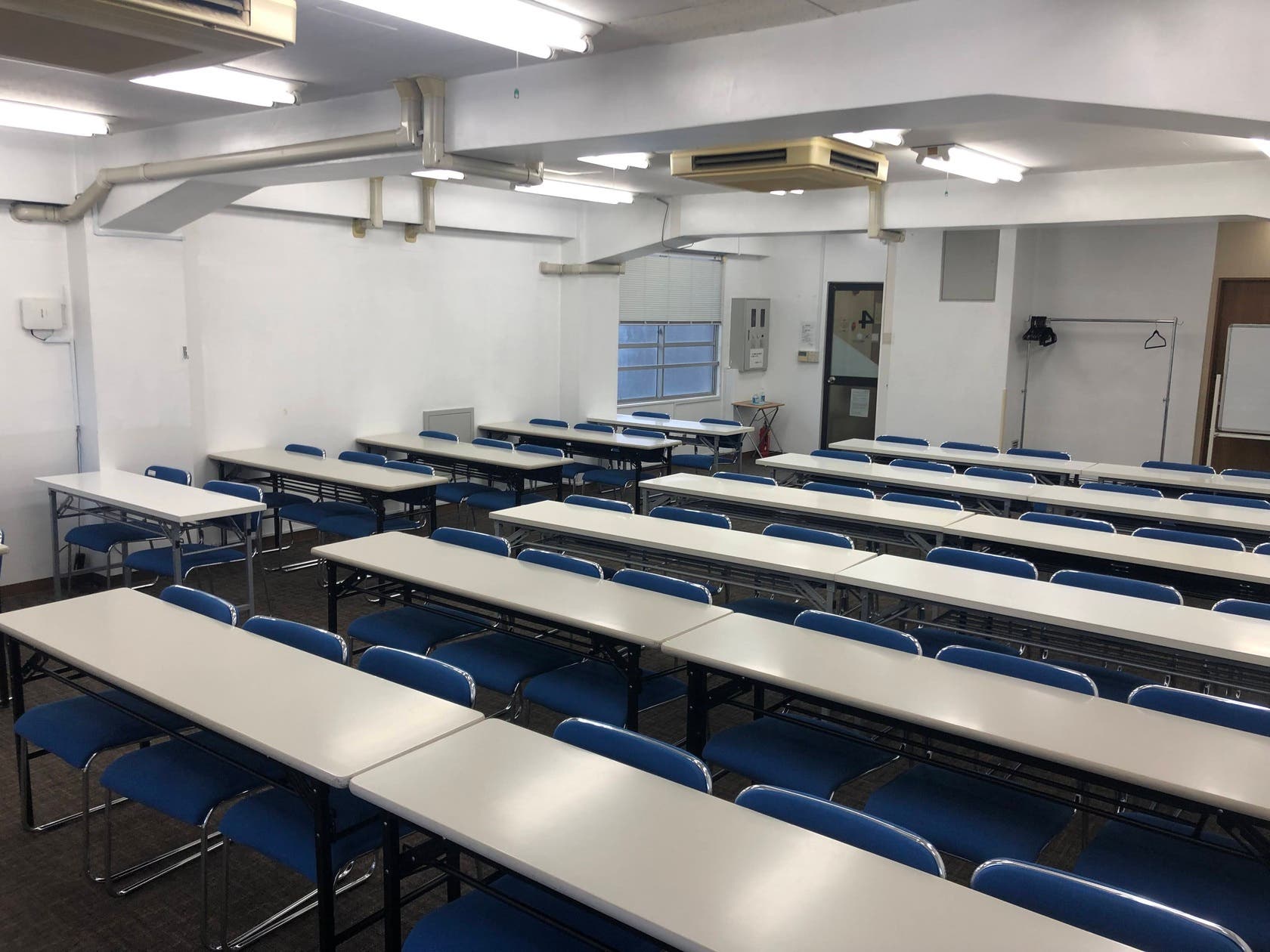 茅場町駅から30秒！52名収容（最大61名）の白を基調とした明るい空間/4F大会議室の写真1