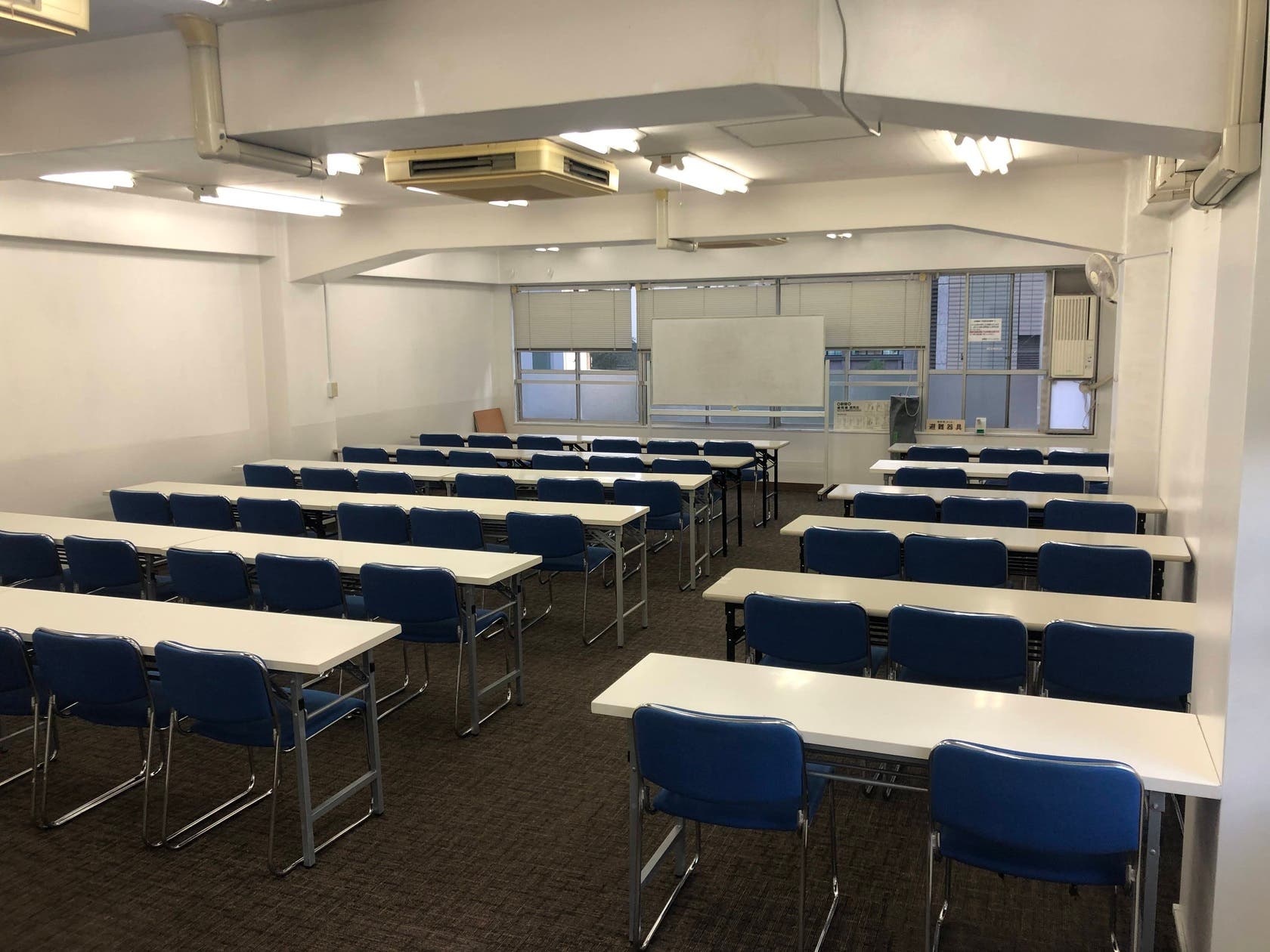 茅場町駅から30秒！52名収容（最大61名）の白を基調とした明るい空間/4F大会議室の写真2