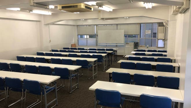 茅場町駅から30秒!52名収容(最大61名)の白を基調とした明るい空間/4F大会議室の写真2