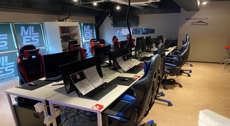 JR本八幡駅から徒歩１分、２４時間いつでも使える、ネットカフェ併設のesports施設
