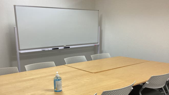 Office TAKASAKI BASE 第3会議室8席(1~8名、半個室)の写真1