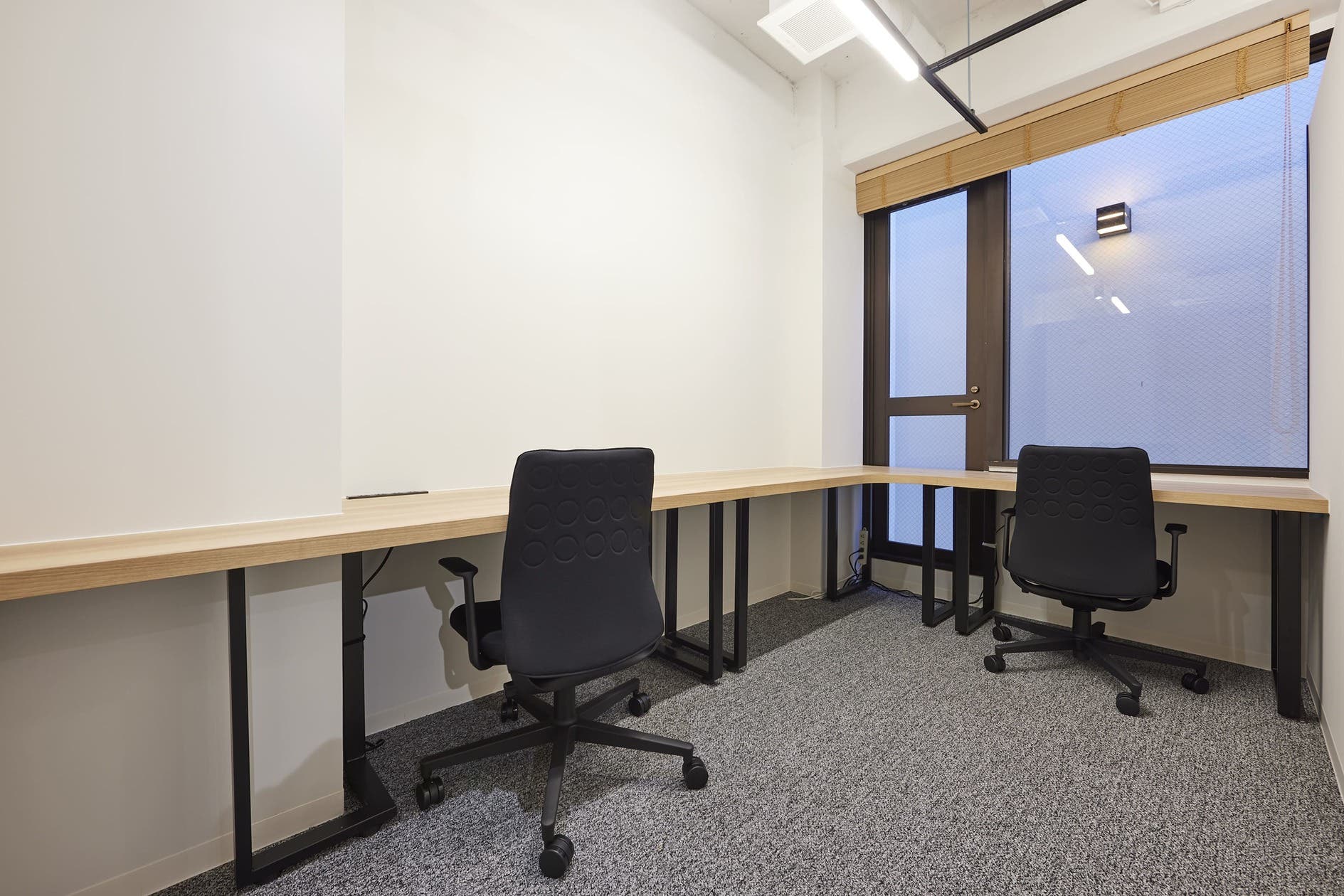 【高田馬場駅徒歩3分】広々2人用ワークスペース🌼Wi-Fi完備🌼✨共同作業/会議/テレワーク/勉強などに✨ の写真1