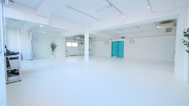 【横浜駅5分】真っ白綺麗で清潔感有り✨地域最安|駅近|幅8.6m大型鏡|43平米|ヨガマット10枚|バレエバー|リノリュウムの写真1