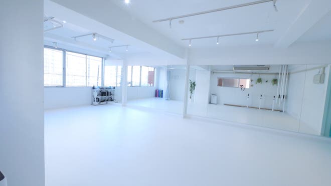 【横浜駅5分】真っ白綺麗で清潔感有り✨地域最安|駅近|幅8.6m大型鏡|43平米|ヨガマット10枚|バレエバー|リノリュウムの写真4