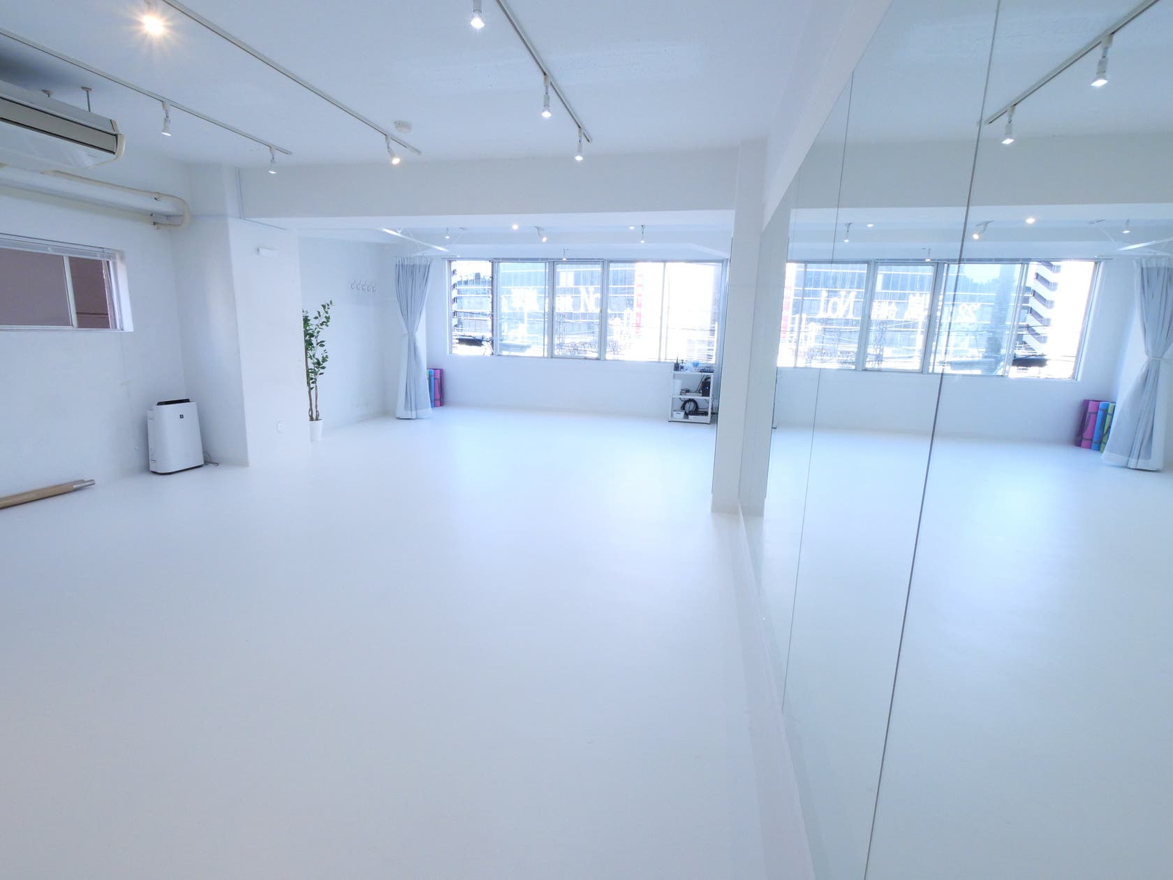 【横浜駅5分】真っ白綺麗で清潔感有り✨地域最安｜駅近｜幅8.6m大型鏡｜43平米｜ヨガマット10枚｜バレエバー｜リノリュウムの写真5