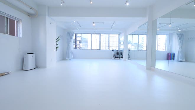 【横浜駅5分】真っ白綺麗で清潔感有り✨地域最安|駅近|幅8.6m大型鏡|43平米|ヨガマット10枚|バレエバー|リノリュウムの写真6