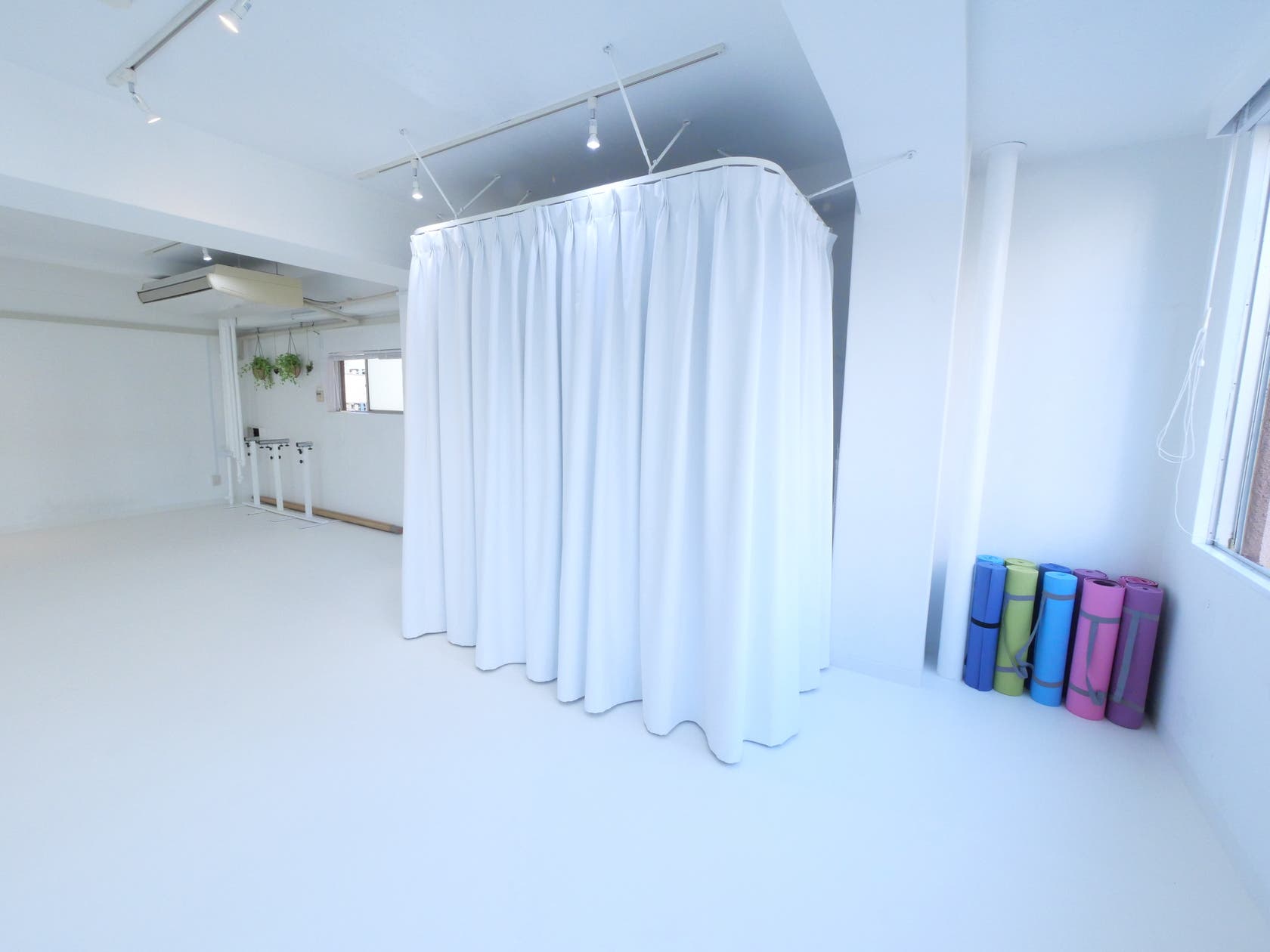 【横浜駅5分】真っ白綺麗で清潔感有り✨地域最安｜駅近｜幅8.6m大型鏡｜43平米｜ヨガマット10枚｜バレエバー｜リノリュウムの写真10