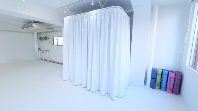 【横浜駅5分】真っ白綺麗で清潔感有り✨地域最安|駅近|幅8.6m大型鏡|43平米|ヨガマット10枚|バレエバー|リノリュウムの写真10