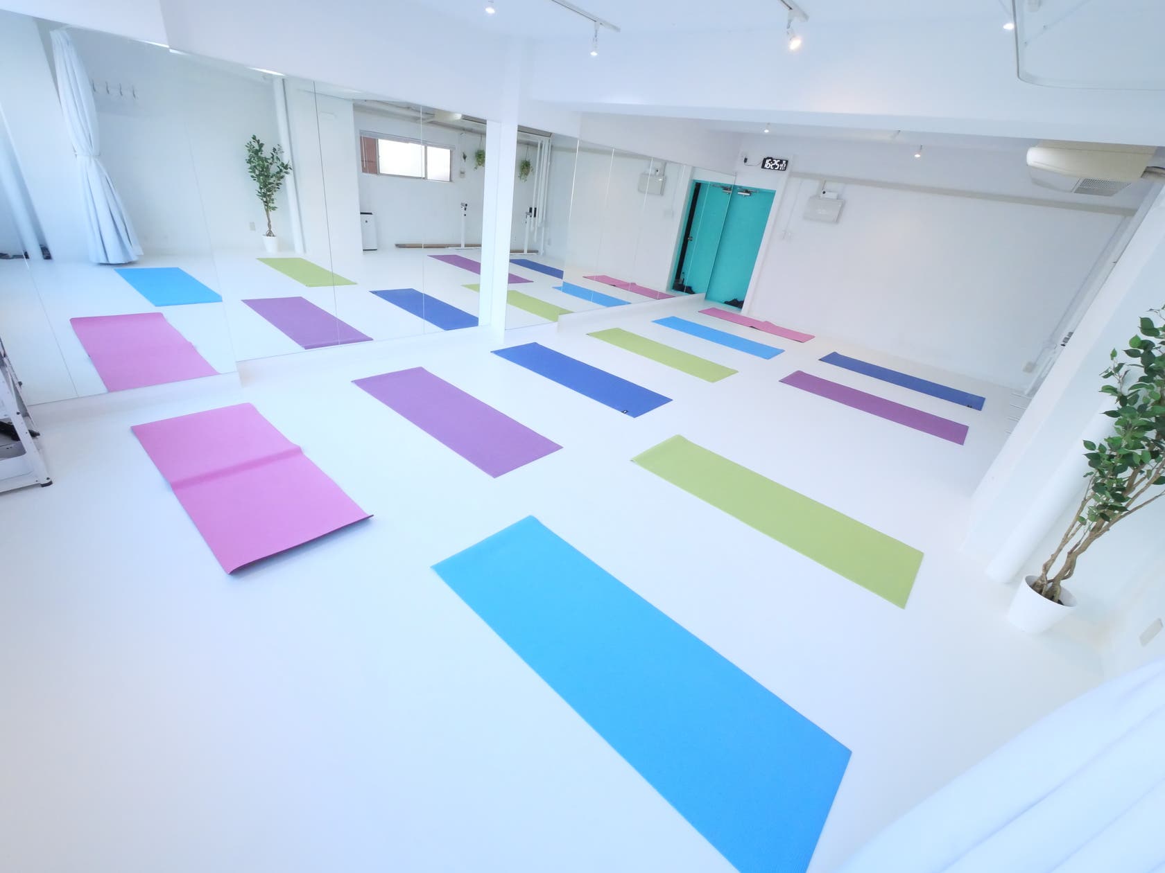 【横浜駅5分】真っ白綺麗で清潔感有り✨地域最安｜駅近｜幅8.6m大型鏡｜43平米｜ヨガマット10枚｜バレエバー｜リノリュウムの写真7