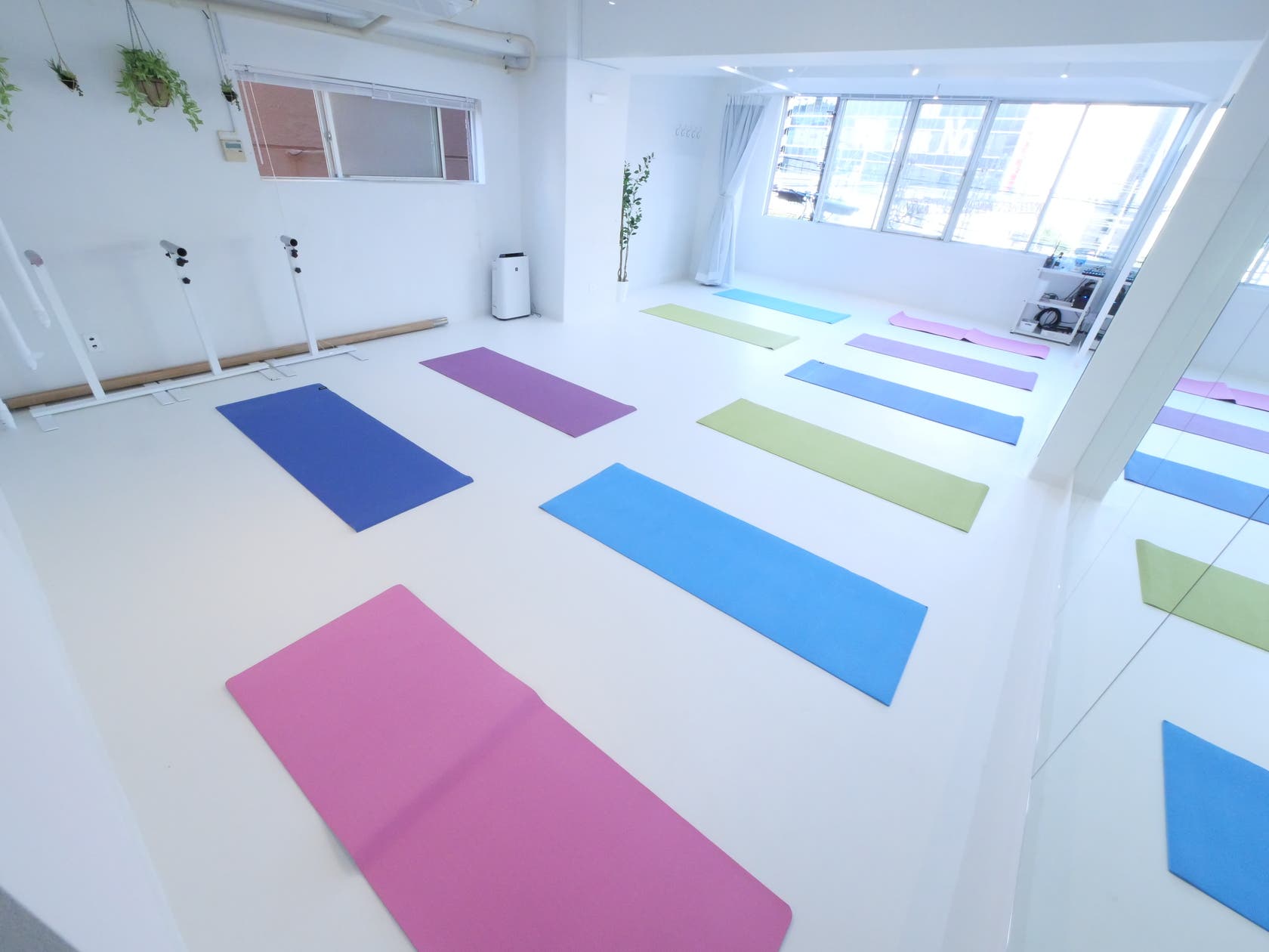 【横浜駅5分】真っ白綺麗で清潔感有り✨地域最安｜駅近｜幅8.6m大型鏡｜43平米｜ヨガマット10枚｜バレエバー｜リノリュウムの写真8