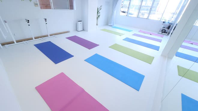 【横浜駅5分】真っ白綺麗で清潔感有り✨地域最安|駅近|幅8.6m大型鏡|43平米|ヨガマット10枚|バレエバー|リノリュウムの写真8