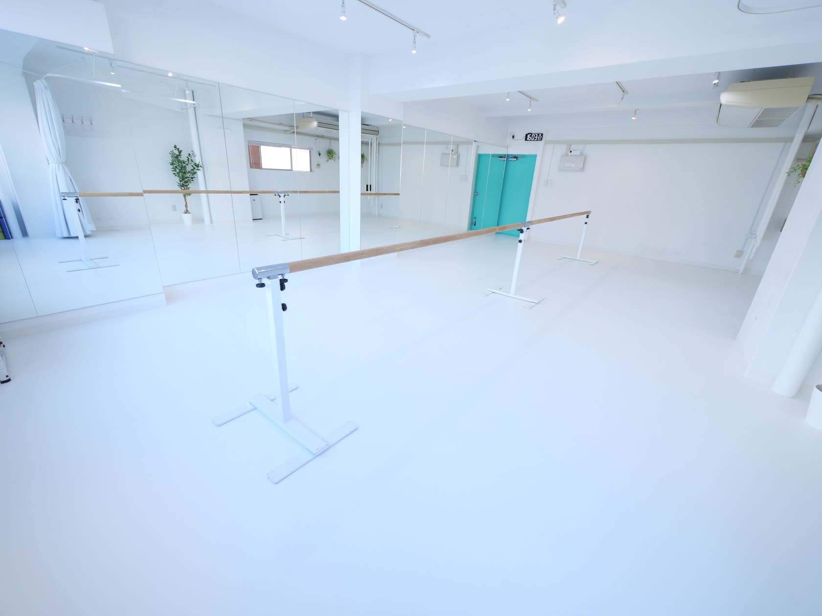 【横浜駅5分】真っ白綺麗で清潔感有り✨地域最安｜駅近｜幅8.6m大型鏡｜43平米｜ヨガマット10枚｜バレエバー｜リノリュウムの写真9