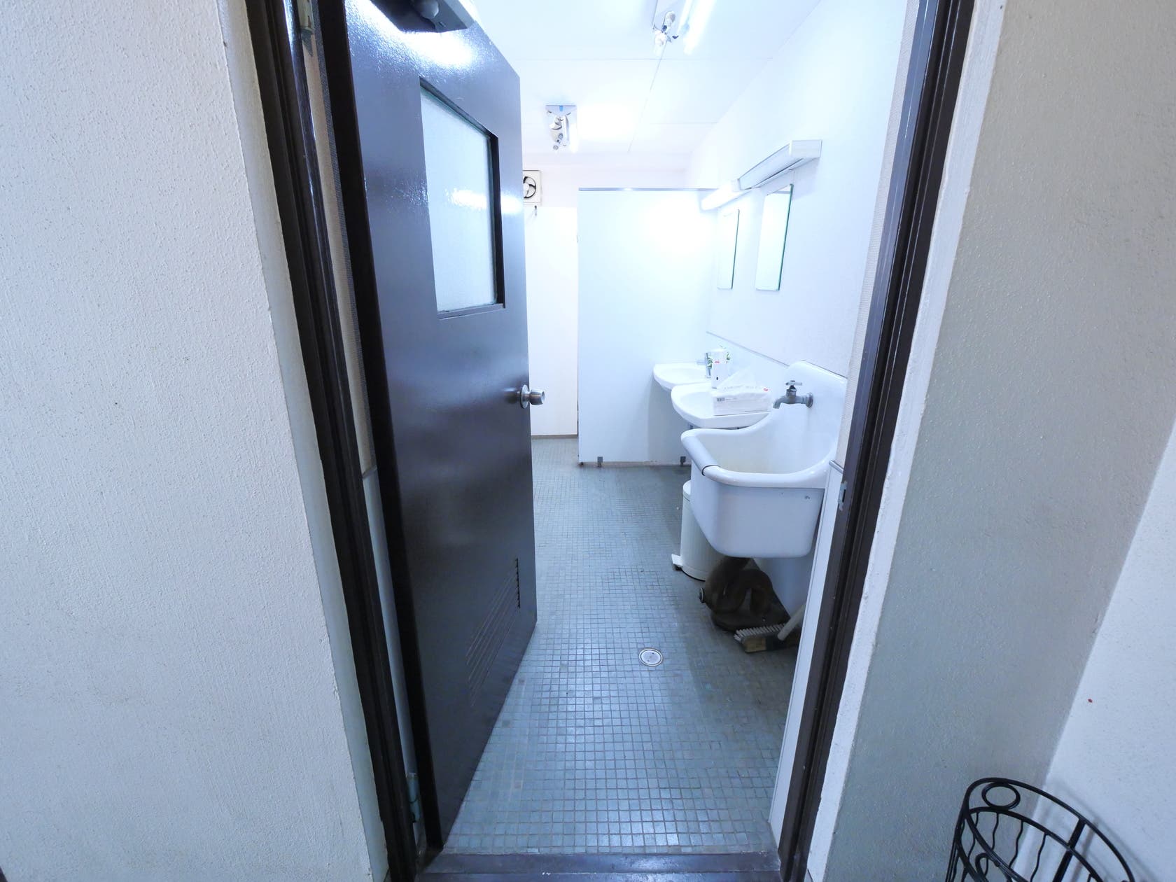 【横浜駅5分】真っ白綺麗で清潔感有り✨地域最安｜駅近｜幅8.6m大型鏡｜43平米｜ヨガマット10枚｜バレエバー｜リノリュウムの写真12