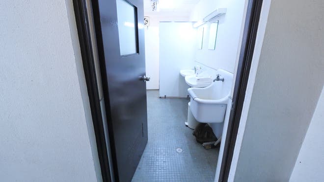 【横浜駅5分】真っ白綺麗で清潔感有り✨地域最安|駅近|幅8.6m大型鏡|43平米|ヨガマット10枚|バレエバー|リノリュウムの写真12