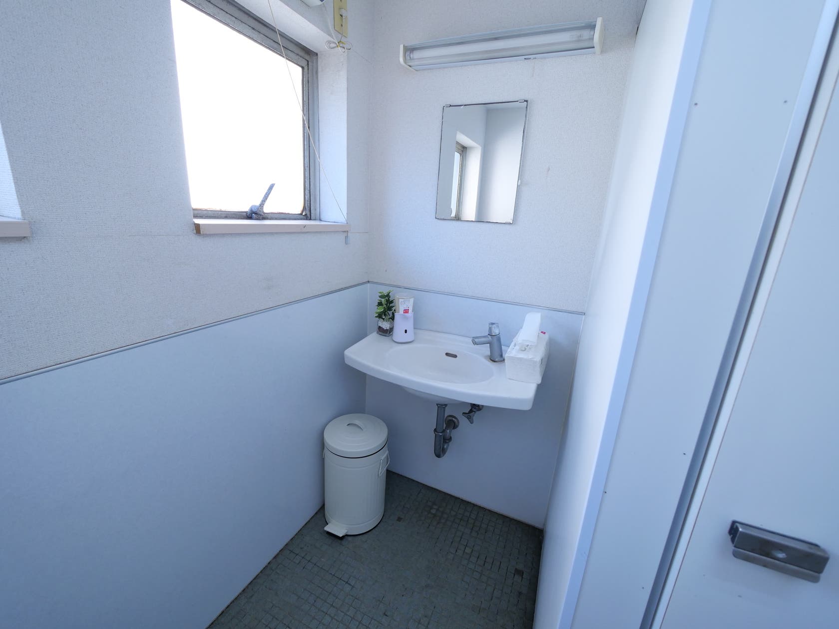 【横浜駅5分】真っ白綺麗で清潔感有り✨地域最安｜駅近｜幅8.6m大型鏡｜43平米｜ヨガマット10枚｜バレエバー｜リノリュウムの写真13