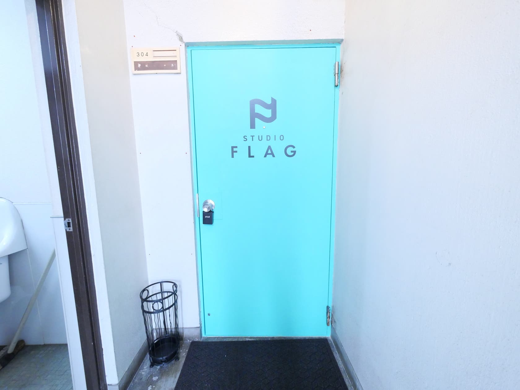 【横浜駅5分】真っ白綺麗で清潔感有り✨地域最安｜駅近｜幅8.6m大型鏡｜43平米｜ヨガマット10枚｜バレエバー｜リノリュウムの写真17