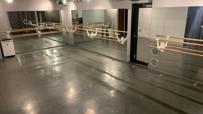 駅から2分!スタジオイベントにも使える、照明付きお洒落な雰囲気のダンススタジオの写真1