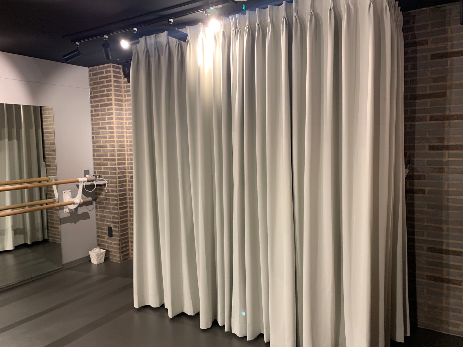 駅から2分！スタジオイベントにも使える、照明付きお洒落な雰囲気のダンススタジオの写真6