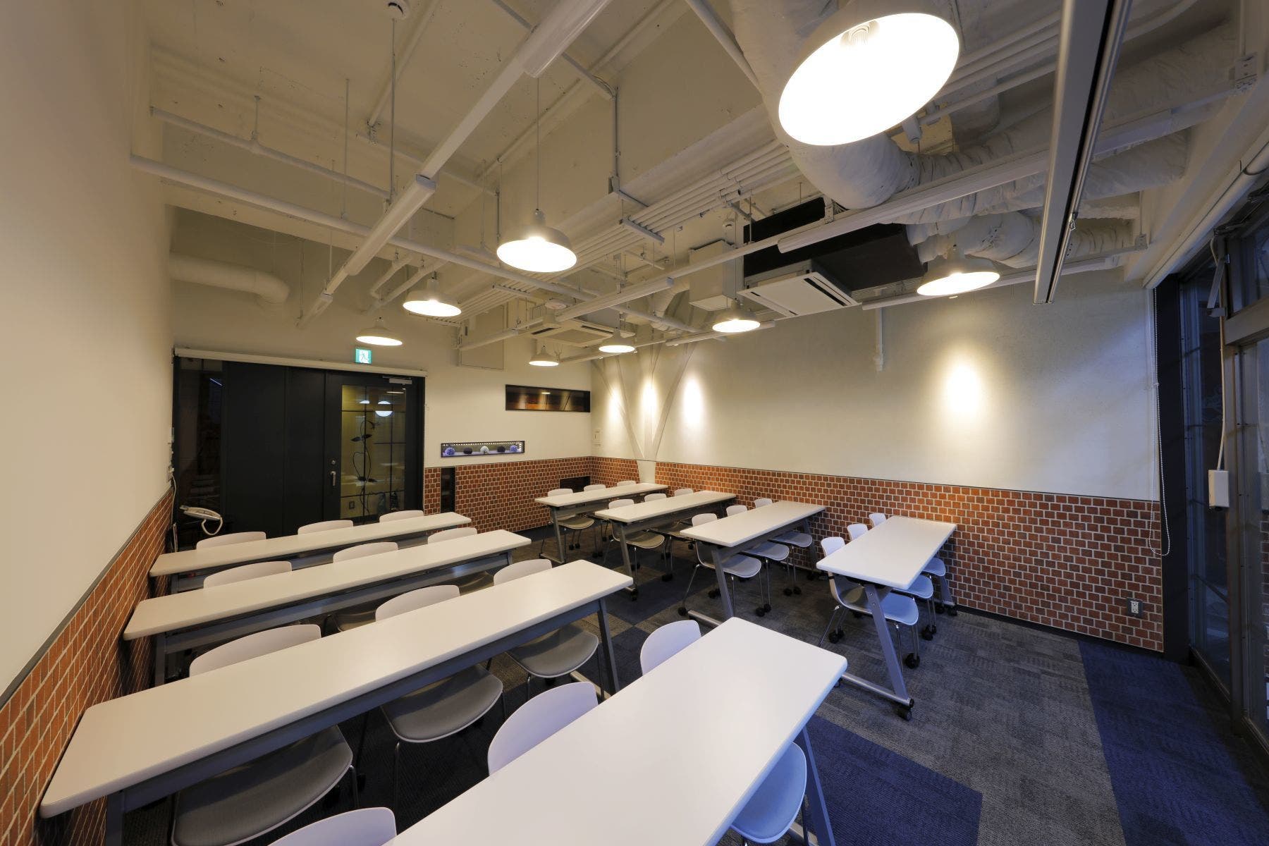 Cルーム　恵比寿駅から徒歩3分！Wi-Fi無料の完全個室。広いお部屋で3密回避！セミナーや研修などに最適です。の写真1