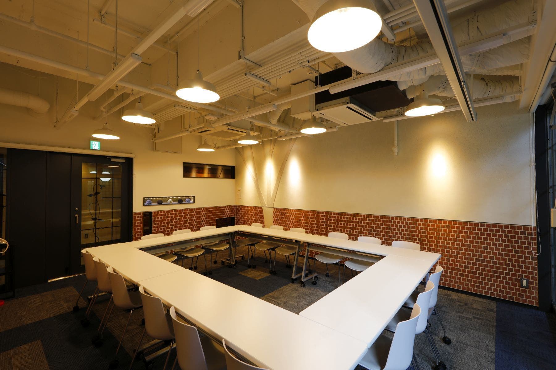 Cルーム　恵比寿駅から徒歩3分！Wi-Fi無料の完全個室。広いお部屋で3密回避！セミナーや研修などに最適です。の写真2