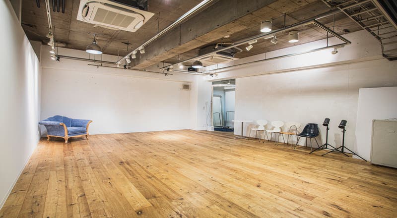 【渋谷駅5分】白壁×フローリングで撮影や展示会に最適なレンタルスタジオ