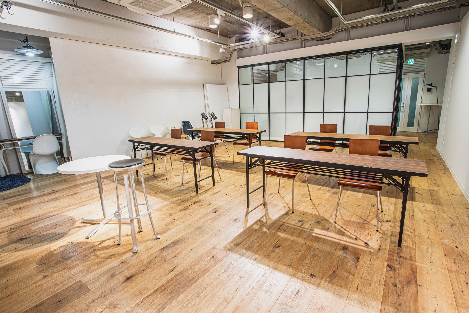 【渋谷駅5分】白壁×フローリングで撮影や展示会に最適なレンタルスタジオの写真5