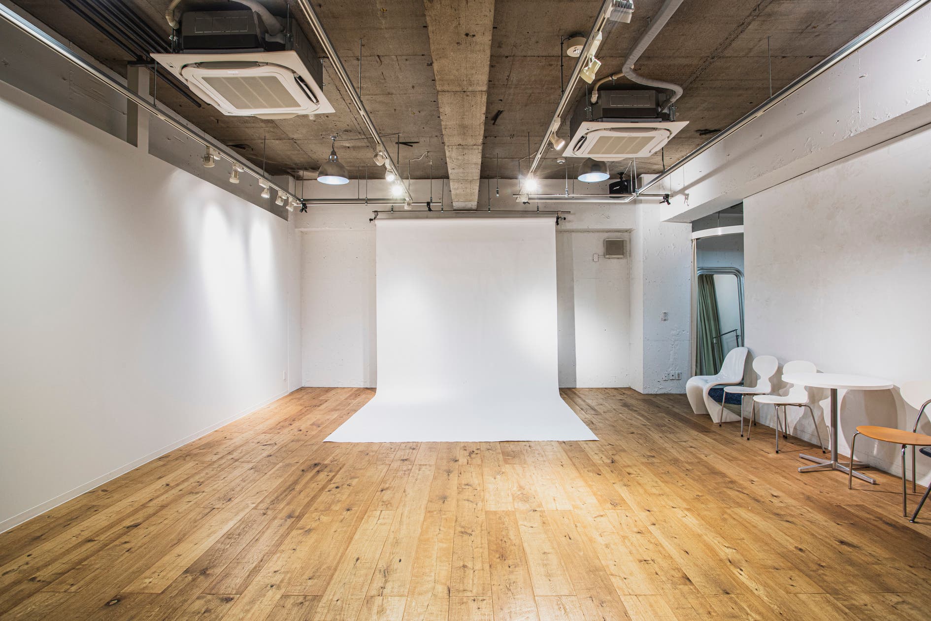 【渋谷駅5分】白壁×フローリングで撮影や展示会に最適なレンタルスタジオの写真4