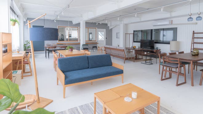 デザイン家具が使える、自然光がたっぷり入る真っ白なレンタルスペースの写真2