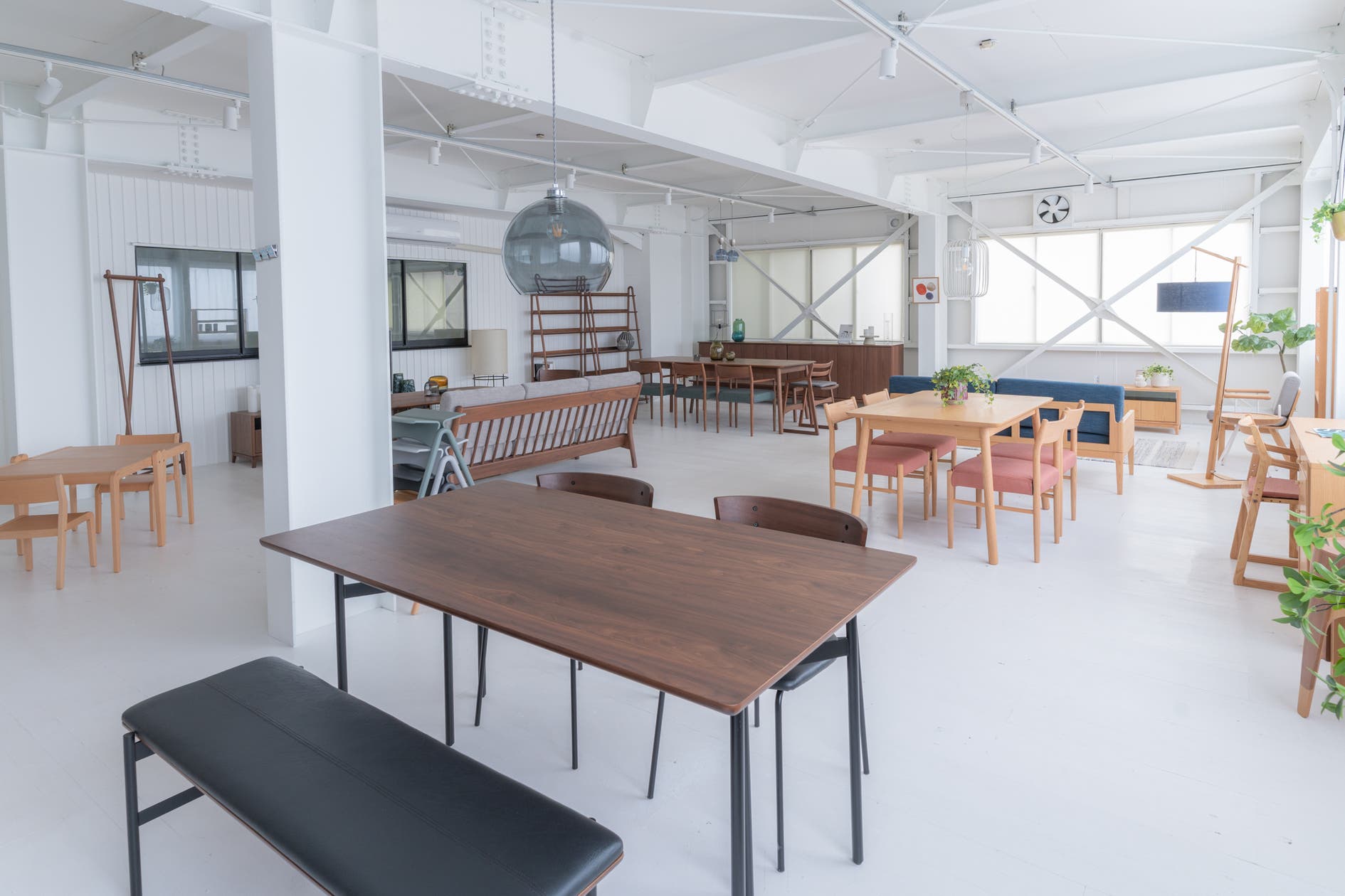 デザイン家具が使える、自然光がたっぷり入る真っ白なレンタルスペースの写真4