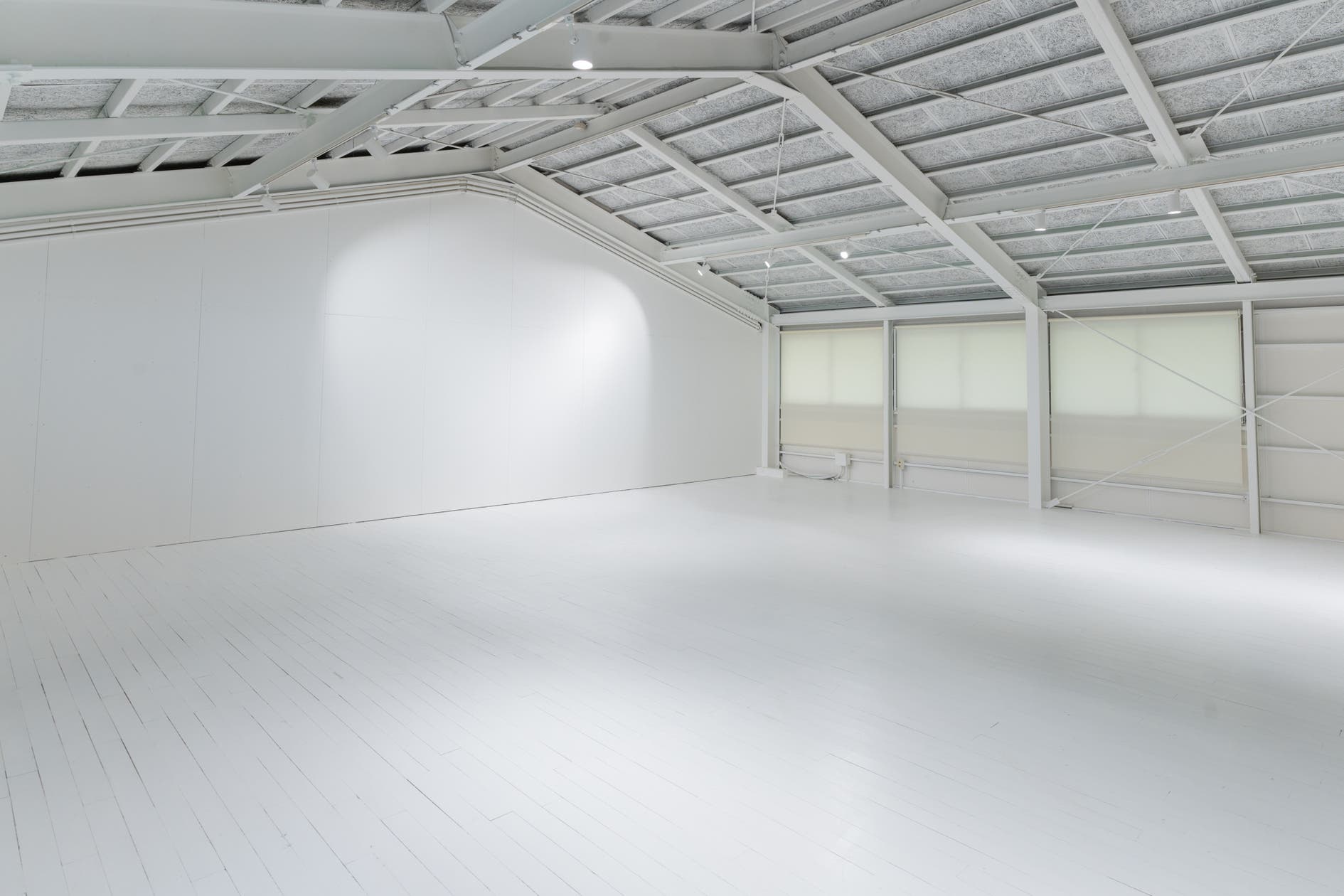 デザイン家具が使える、自然光がたっぷり入る真っ白なレンタルスペースの写真7